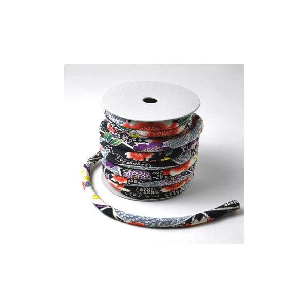 表地（ちりめん）：ポリエステル100%　中芯：アクリル100% ※10cm単位で販売、価格は10cm分です。数量は10cm単位で入力して下さい(例:1m購入なら数量10) ●ベースの黒色に花の赤い部分が華をそえています。●一番太いサイズのひ...