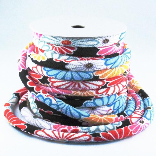 ■表地（ちりめん）：ポリエステル100%　中芯：アクリル100%※10cm単位で販売、価格は10cm分です。数量は10cm単位で入力して下さい(例:1m購入なら数量10)●色とりどりの菊の花が並んだかわいらしいちりめん丸ひも。黒地に華やかな...