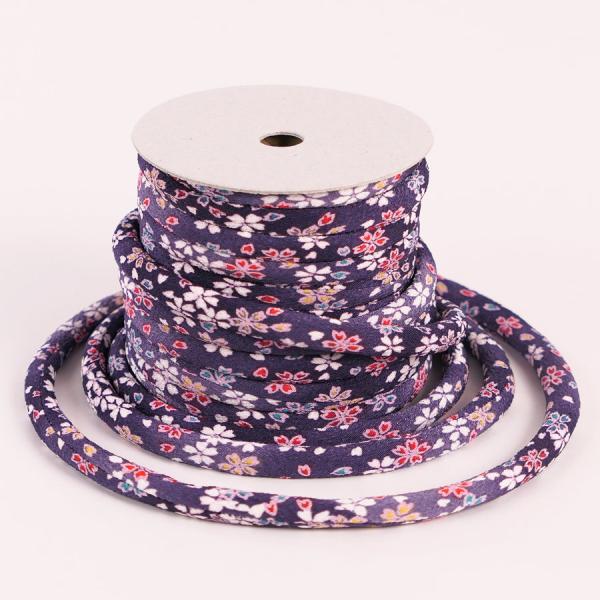 ■表地（ちりめん）：ポリエステル100%　中芯：アクリル100%●赤、青、黄色に色づく花びらが可愛いちりめん丸ひも。しっとりとした紫に小さな桜が可憐です。●一番太いサイズのひもです。直径８ミリの規格ですが、それよりも太めの場合があります。鉛...