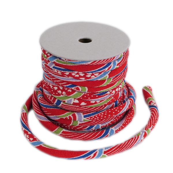 ■表地（ちりめん）：ポリエステル100%　中芯：アクリル100%※10cm単位で販売、価格は10cm分。数量は10cm単位で入力して下さい(例:1m購入なら数量10)。赤の背景に波と小桜の模様が見えるちりめん丸ひも。元気の出る色柄です。●一...