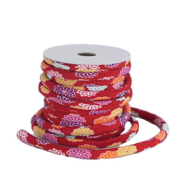 ■表地（ちりめん）：ポリエステル100%　中芯：アクリル100%※10cm単位で販売、価格は10cm分。数量は10cm単位で入力して下さい(例:1m購入なら数量10)。赤地に色とりどりの菊が映えるちりめん丸ひも。鮮やかで、はっと目をひく印象...