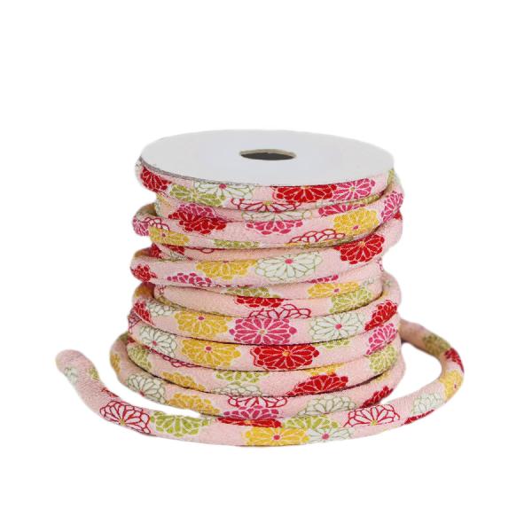 ■表地（ちりめん）：ポリエステル100%　中芯：アクリル100%※10cm単位で販売、価格は10cm分。数量は10cm単位で入力して下さい(例:1m購入なら数量10)。はんなりとやわらかなピンク色にとりどりの菊が愛らしいちりめん丸ひも。可愛...