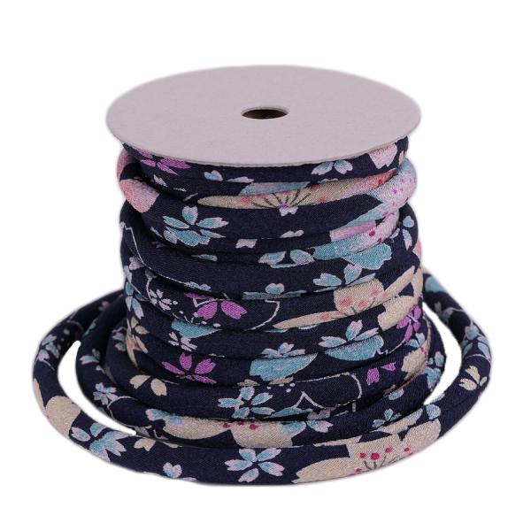 ■表地（ちりめん）：ポリエステル100%　中芯：アクリル100%※10cm単位で販売、価格は10cm分。数量は10cm単位で入力して下さい(例:1m購入なら数量10)。深みのある紺地に咲き誇る、淡い桜の花々が印象的な桜祭（さくらまつり）柄の...