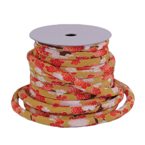 ■表地（ちりめん）：ポリエステル100%　中芯：アクリル100%※10cm単位で販売、価格は10cm分。数量は10cm単位で入力して下さい(例:1m購入なら数量10)。からし色の地に、つややかな紅白の梅の花が咲き並ぶ「梅すだれ」柄は上品な印...