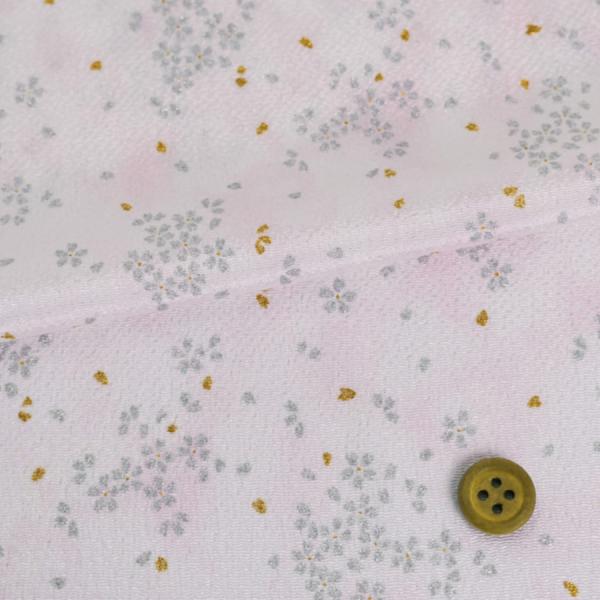 ■レーヨン100% ■約70cm幅※ボタンは直径約2cm。10cm単位で販売、価格は10cm分。数量は10cm単位で入力して下さい(例:1m購入なら数量10)。ほんのりとした淡い色のぼかしに銀色の小桜と金色の花びらが散らされた、やさしい印象...