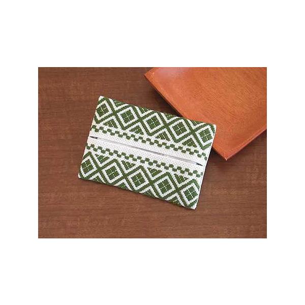 ●日本の伝統刺繍「こぎん」を実用的なアイテムにアレンジした「こぎんキット・ティッシュケース（ベージュ）」です。初めての方にもやさしい、こぎんキットをお楽しみください。日本の伝統刺繍ながら、どこか洋風な感じも漂うかわいらしいティッシュケースで...