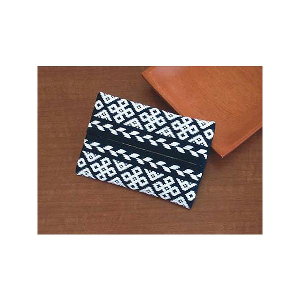 ●日本の伝統刺繍「こぎん」を実用的なアイテムにアレンジした「こぎんキット・ティッシュケース（紺）」です。初めての方にもやさしい、こぎんキットをお楽しみください。日本の伝統刺繍ながら、どこか洋風な感じも漂うかわいらしいティッシュケースです。●...