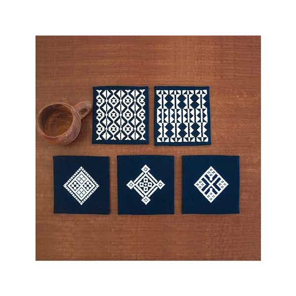 ■出荷目安：2〜7日後●日本の伝統刺繍「こぎん」を実用的なアイテムにアレンジした「こぎんキット・コースター（紺）」です。初めての方にもやさしい、こぎんキットをお楽しみください。日本の伝統刺繍ながら、どこか洋風な感じも漂うかわいらしいコースタ...