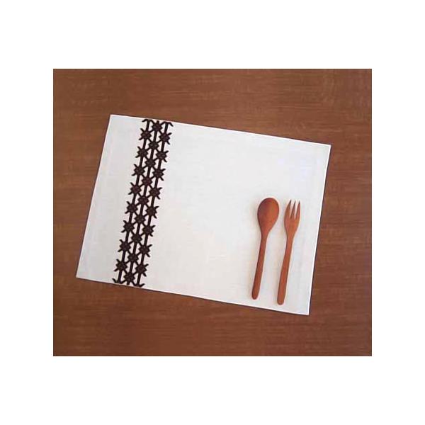 ■出荷目安：2〜7日後●日本の伝統刺繍「こぎん」を実用的なアイテムにアレンジした「こぎんキット・ランチョンマット（ベージュ）」です。初めての方にもやさしい、こぎんキットをお楽しみください。日本の伝統刺繍ながら、どこか洋風な感じも漂うかわいら...