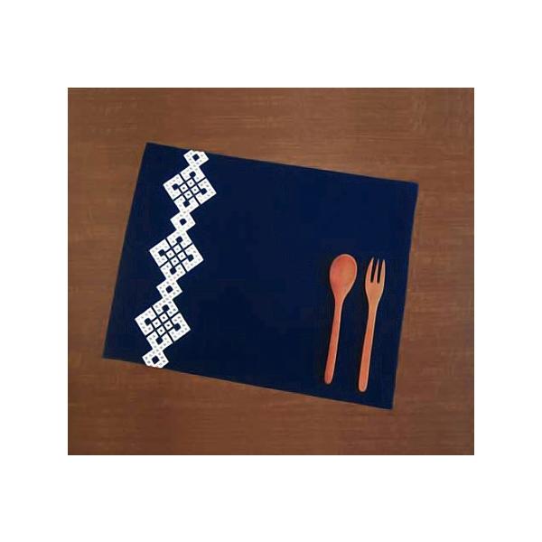 ■出荷目安：2〜7日後●日本の伝統刺繍「こぎん」を実用的なアイテムにアレンジした「こぎんキット・ランチョンマット（紺）」です。初めての方にもやさしい、こぎんキットをお楽しみください。日本の伝統刺繍ながら、どこか洋風な感じも漂うかわいらしいラ...