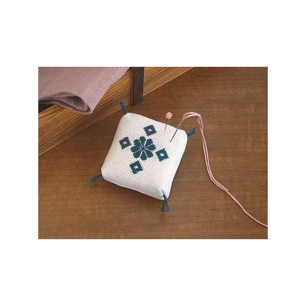 ●日本の伝統刺繍「こぎん」を実用的なアイテムにアレンジした「こぎんキット・ピンクッション（ベージュ）」です。初めての方にもやさしい、こぎんキットをお楽しみください。日本の伝統刺繍ながら、どこか洋風な感じも漂うかわいらしいピンクッションです。...