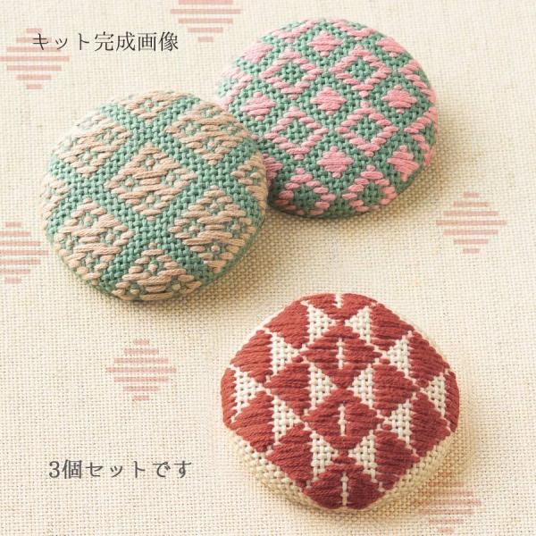 ●伝統的な刺し子技法の「こぎん刺し」で作る丸ブローチキット。1つのキットで3個つくれます。落ち着きのある色づかいに幾何学模様がオシャレ。ブローチにする時は、くるんでパチンとするだけなので簡単です。カラー図案付説明書があるので安心。出来上がっ...