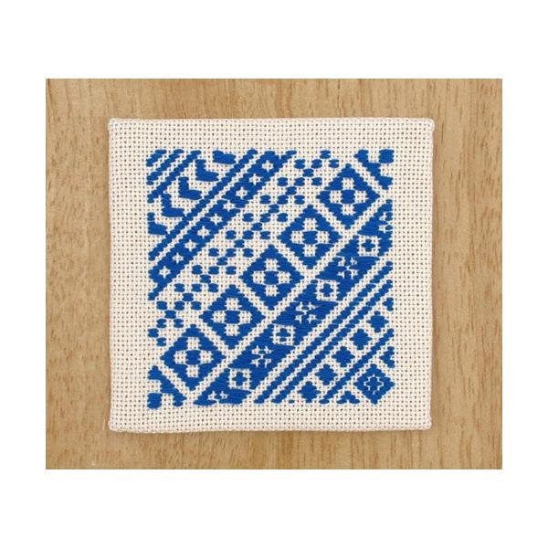 ■出荷目安：2〜7日後●日本の伝統刺繍「こぎん」を実用的なアイテムにアレンジした「コースター」。いつもの食卓に、かわいい手作りの小物を。日本の伝統刺繍ながら、どこか洋風な感じも漂うかわいらしいデザインです。●出来上がりサイズ：約縦10cm×...