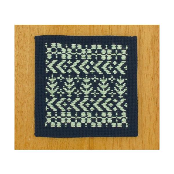 ■出荷目安：2〜7日後●日本の伝統刺繍「こぎん」を実用的なアイテムにアレンジした「コースター」。いつもの食卓に、かわいい手作りの小物を。日本の伝統刺繍ながら、どこか洋風な感じも漂うかわいらしいデザインです。●出来上がりサイズ：約縦10cm×...