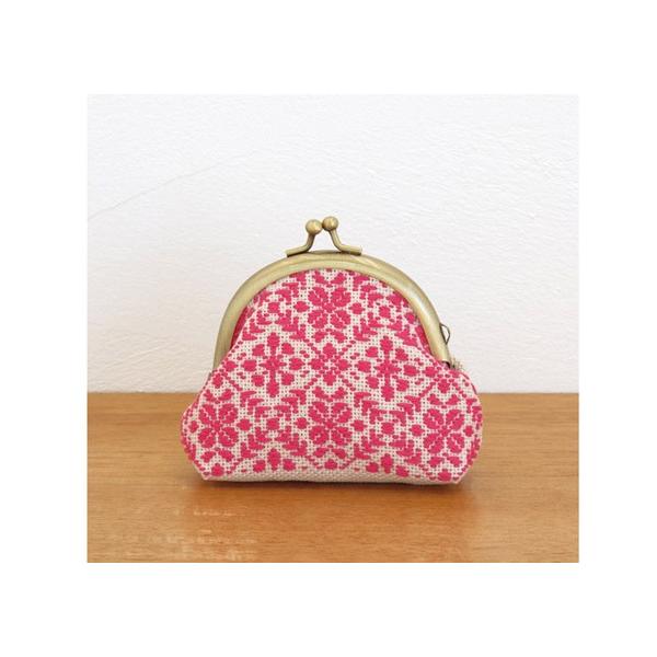 ■出荷目安：2〜7日後●日本の伝統刺繍「こぎん」を実用的なアイテムにアレンジした「ポーチ」。普段の持ち物に、かわいい手作りの小物を。日本の伝統刺繍ながら、どこか洋風な感じも漂うかわいらしいデザインです。●出来上がりサイズ：約縦10cm×横1...