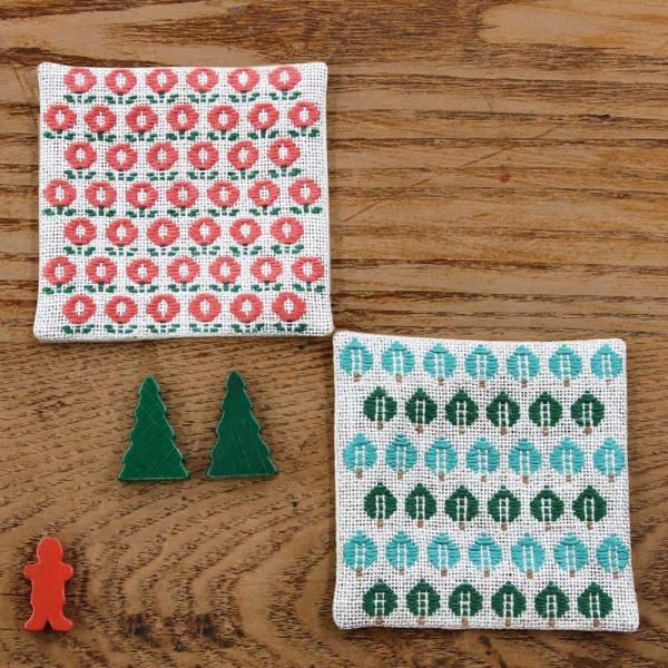 ●日本の伝統刺繍「こぎん」のコースター・キット（2枚組）です。サンドベージュ色のリネンクロスを使って作るおしゃれで可愛らしいデザインのコースターで、インテリアとして飾りたくなる可愛さ。こぎん刺し作家・ハリノヲト（植木友子）さんのおしゃれなデ...