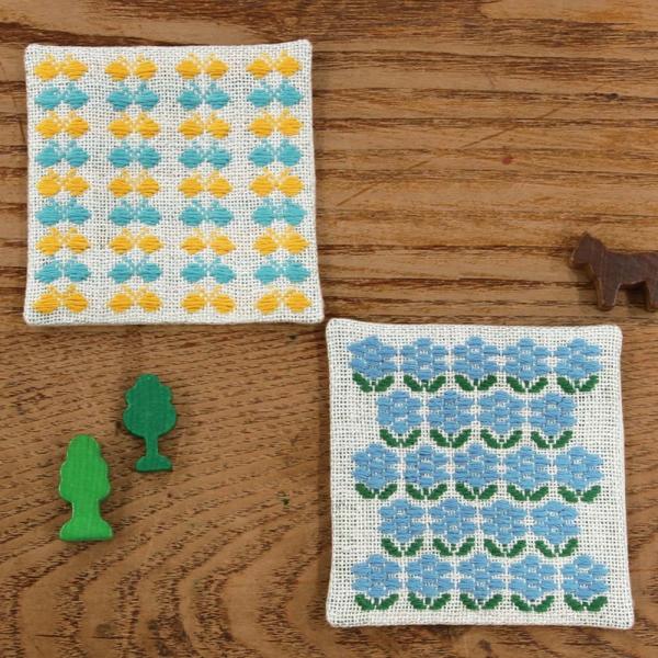 ●日本の伝統刺繍「こぎん」のコースター・キット（2枚組）です。サンドベージュ色のリネンクロスを使って作るおしゃれで可愛らしいデザインのコースターで、インテリアとして飾りたくなる可愛さ。こぎん刺し作家・ハリノヲト（植木友子）さんのおしゃれなデ...