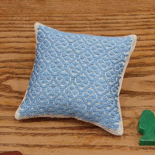 ●日本の伝統刺繍「こぎん」のピンクッション・キットです。サンドベージュ色のリネンクロスを使って作るピンクッションがハリノヲト（植木友子）さんの新作キットとして登場。現代感覚のこぎん刺しが新鮮ですね。●出来上がりサイズ：約 縦10cm×横10...