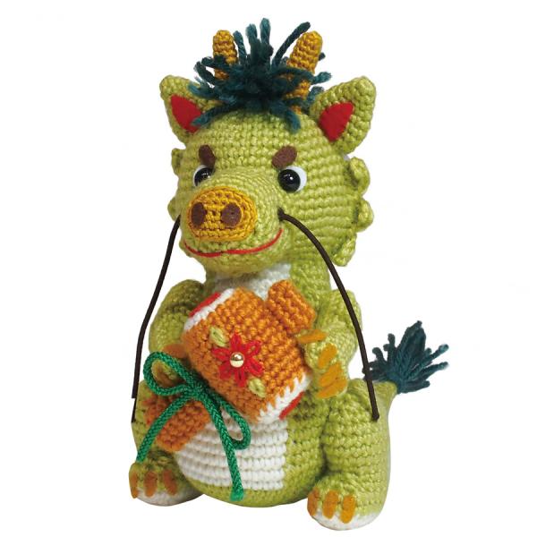■約 高さ16cm×幅9.5cm×奥行20cm縁起ものの干支・辰のあみぐるみ！かわいくもりりしい顔つきで、小づちをかかげ来福を願います。鮮やかな緑色で、飾り映えもバツグン！ぜひ、手作りしてください。●制作目安時間：約6〜10時間●キット内容...