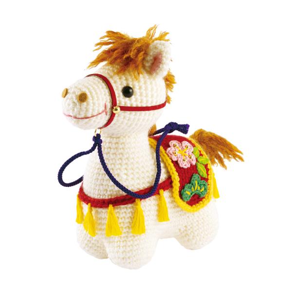 ■約 高さ15cm×幅15cm×奥行6.5cm縁起の良い松竹梅モチーフの付いた馬具もかわいい、干支「午」のあみぐるみキットです。動物作家・福村弘美先生による愛らしいデザインで、新年の飾り物にはもちろん、端午の節句にもぴったり。やわらかな毛糸...