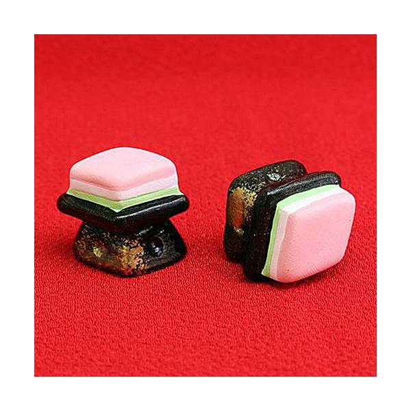 ■約 幅2.8cm×高さ2.2cm陶器製の小さなひし餅・2個1組入り。コンパクトサイズなので、小さなひな飾りに最適。手作りのお雛様とあわせてお飾りください。●ネコポス/メール便OK