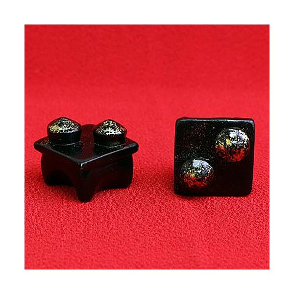 ■約 幅2.8cm×高さ2.5cm陶器製の小さなお膳・2個入り。コンパクトサイズなので、小さなひな飾りに最適。手作りのお雛様とあわせてお飾りください。●ネコポス/メール便OK