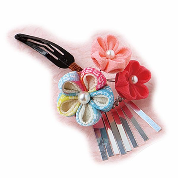 ■全長約12cmつまみ細工で作るパッチンどめのキット。カラフルな色づかいが可愛いです。使用する一越ちりめん生地はカット済みなので、すぐに作り始めることができます。髪に飾るいっそう愛らしい素敵なデザイン、ぜひ作ってみてください。●出来上がりサ...