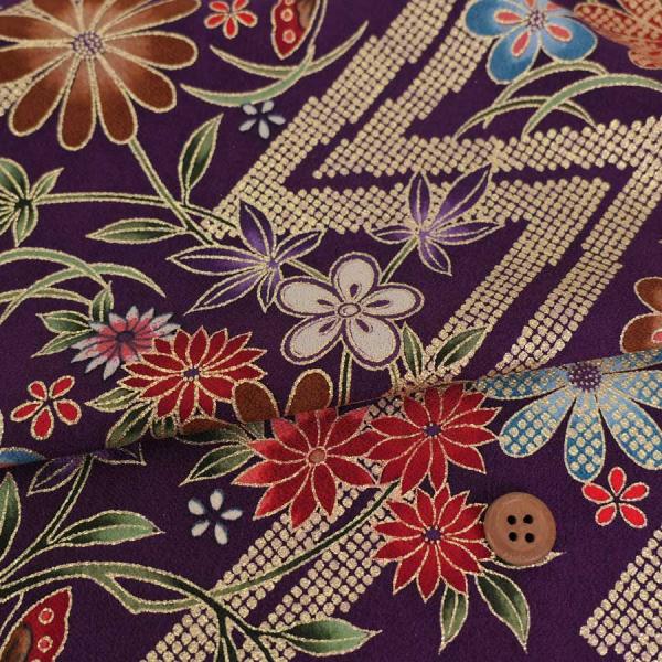 ■レーヨン100% ■約70cm幅※ボタンは直径約2cm。10cm単位で販売、価格は10cm分。数量は10cm単位で入力して下さい(例:1m購入なら数量10)。繊細な本金箔のきらめきが、かのこ模様と花々・蝶の意匠を立体的に浮かび上がらせる古...