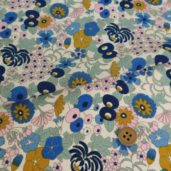 ■レーヨン100% ■約68-72cm幅※ボタンは直径約2cm。10cm単位で販売、価格は10cm分。数量は10cm単位で入力して下さい(例:1m購入なら数量10)。和風のお花を洋風な印象にデザインした、珍しい柄ゆきの一越ちりめん生地。いろ...