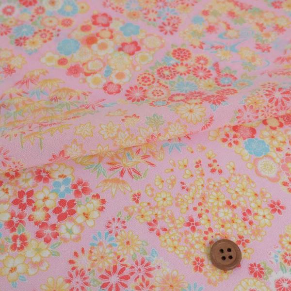 ■レーヨン100% ■約68-72cm幅※ボタンは直径約2cm。10cm単位で販売、価格は10cm分。数量は10cm単位で入力して下さい(例:1m購入なら数量10)。オニちりめんで人気の柄が、イメージも新たに一越ちりめんで登場。お花や葉っぱ...