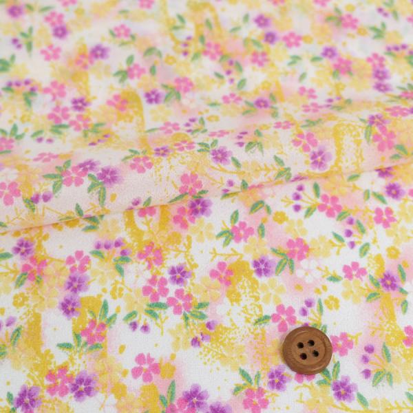 ■レーヨン100% ■約68-72cm幅※ボタンは直径約2cm。10cm単位で販売、価格は10cm分。数量は10cm単位で入力して下さい(例:1m購入なら数量10)。可憐な小さな桜のお花を明るい色で表現した一越ちりめん。鬼ちりめんの人気柄が...