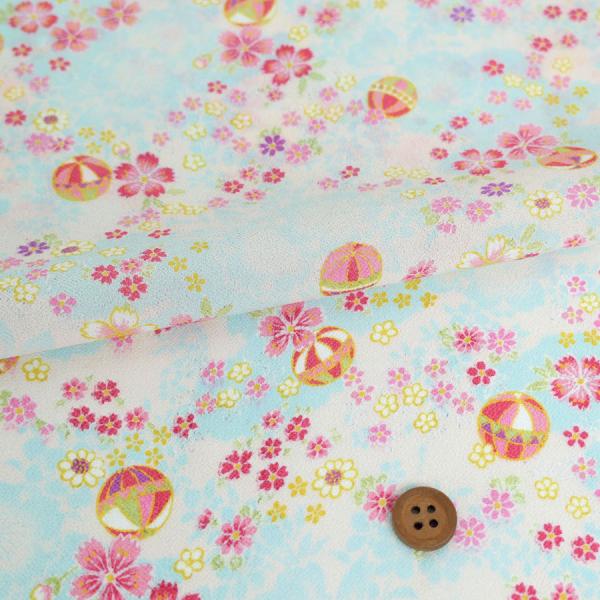 ■レーヨン100% ■約68-72cm幅※ボタンは直径約2cm。10cm単位で販売、価格は10cm分。数量は10cm単位で入力して下さい(例:1m購入なら数量10)。古典的な桜柄を新感覚で。くすみカラーの明るい色が新鮮な一越縮緬(ひとこしち...