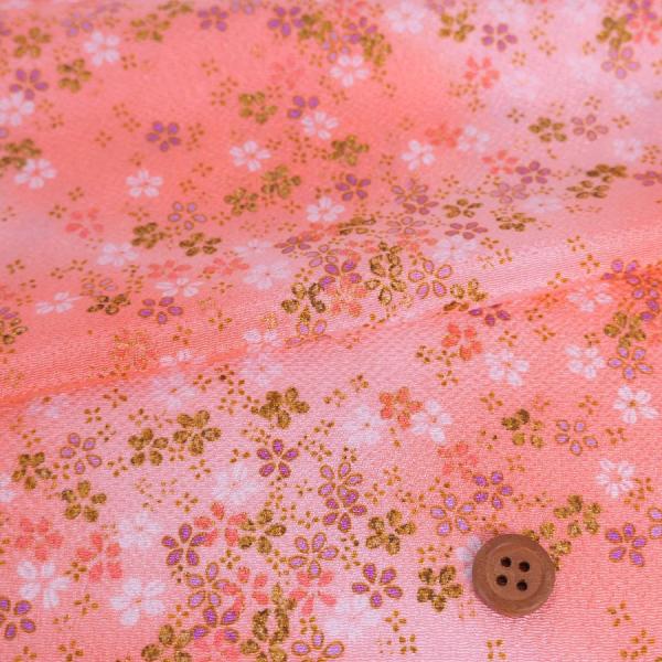 ■レーヨン100% ■約70cm幅 ※ボタンは直径約2cm。10cm単位で販売、価格は10cm分です。数量は10cm単位で入力して下さい(例:1m購入なら数量10) ●上品なピンク色に淡い色の桜が舞っている、やわらかい印象のとても美しいちり...