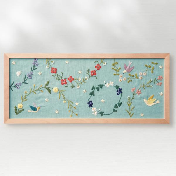 ■額外径：約18.5×43cm、額内径：約15.5×40cm刺しゅう作家マカベアリス先生とのコラボキット第2弾。おしゃれで本格的なフランス刺しゅうを、図案プリント済の刺しゅう布で。刺しゅうが映える、風合いの良い麻布を使用しています。中級以上...