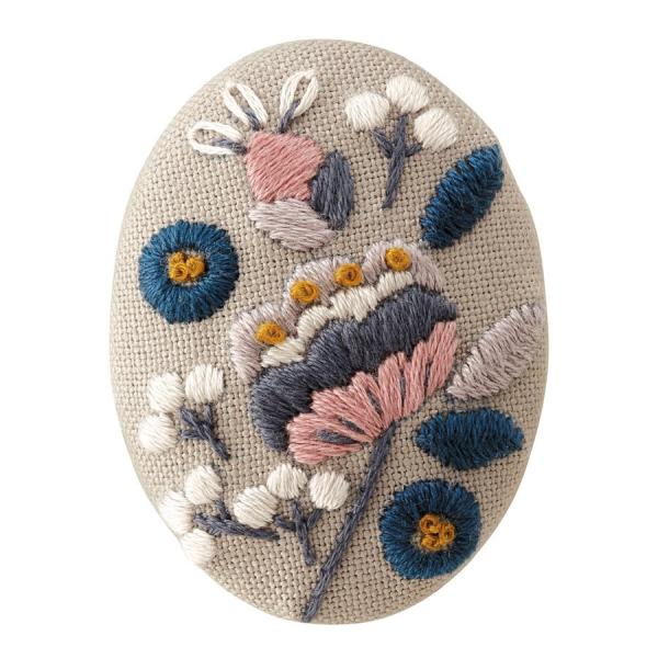 ●気軽に始められる小さな手作り♪ 繊細なフランス刺しゅうでブローチを作ってみませんか？グレージュ地でおしゃれな雰囲気。刺しゅう糸、刺しゅう針もキットに含まれています。図案プリント済みなので、簡単にバランスよく刺しゅうができますね。作ってプレ...
