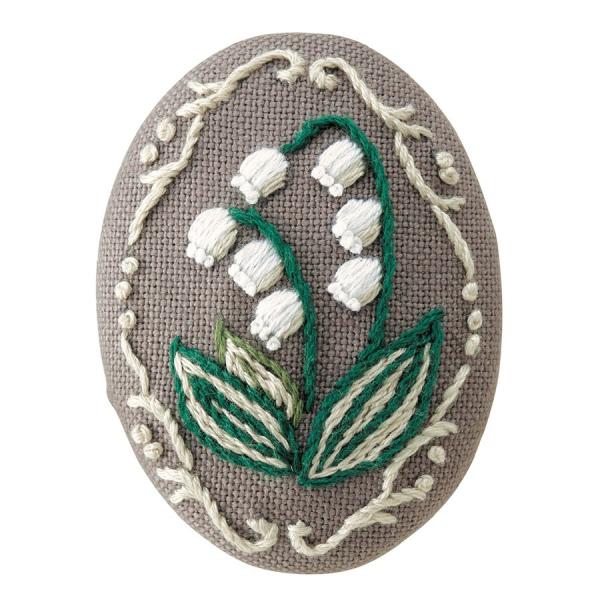 ●気軽に始められる小さな手作り♪ 繊細なフランス刺しゅうでブローチを作ってみませんか？可憐に咲くスズランが健気な雰囲気。刺しゅう糸、刺しゅう針もキットに含まれています。図案プリント済みなので、簡単にバランスよく刺しゅうができますね。作ってプ...