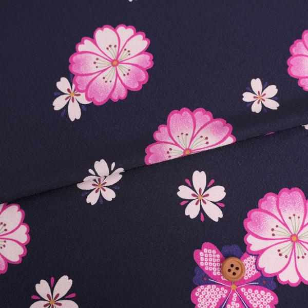 ■ポリエステル100% ■約110cm幅※ボタンは直径約2cm。10cm単位で販売、価格は10cm分。数量は10cm単位で入力して下さい(例:1m購入なら数量10)。意匠化した美しい桜の花をバランスよく配した、ポリエステルの洗えるちりめん生...