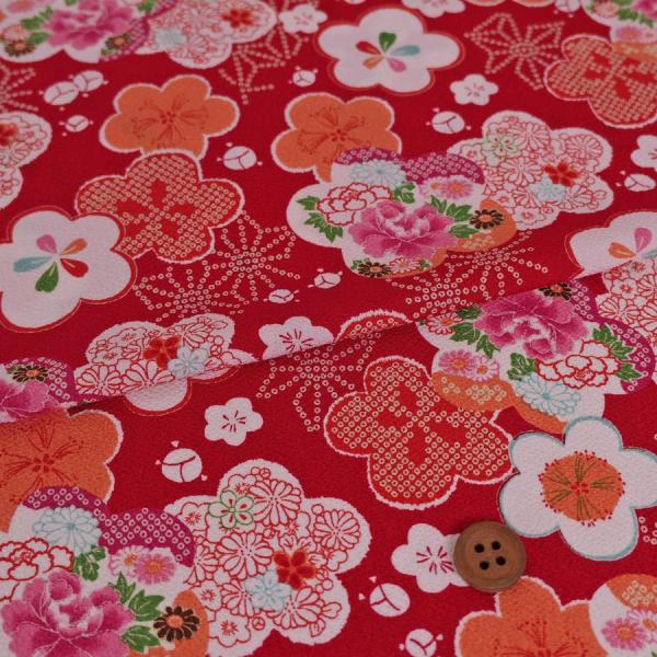 ■ポリエステル100% ■約110cm幅※ボタンは直径約2cm。10cm単位で販売、価格は10cm分。数量は10cm単位で入力して下さい(例:1m購入なら数量10)。さまざまな表情の梅を描いた、愛らしい柄の洗えるちりめん生地。花弁を意匠化し...