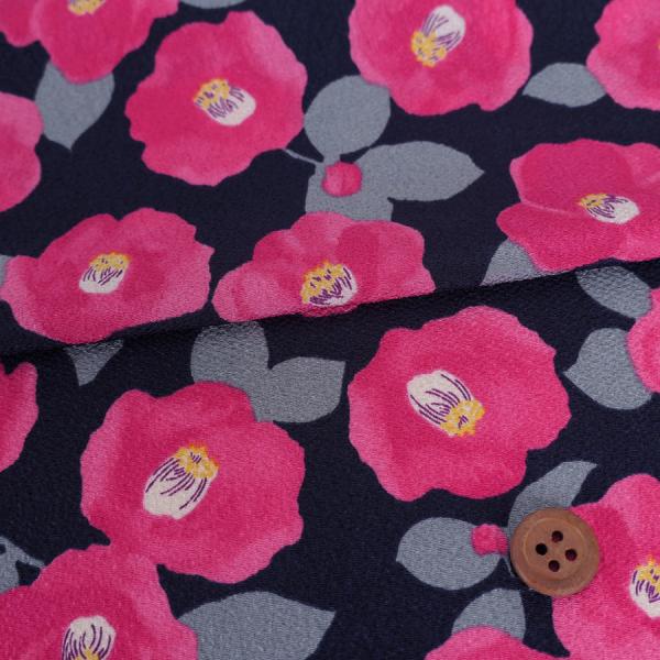 ■ポリエステル100% ■約110cm幅※ボタンは直径約2cm。10cm単位で販売、価格は10cm分。数量は10cm単位で入力して下さい(例:1m購入なら数量10)。ふわりとした水彩タッチの椿が印象的な、ポリエステル製の洗えるちりめん生地。...