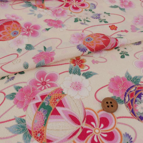 ■ポリエステル100% ■約110cm幅※ボタンは直径約2cm。10cm単位で販売、価格は10cm分。数量は10cm単位で入力して下さい(例:1m購入なら数量10)。しなやかなポリエステルちりめんに、手まりと桜・梅・菊を散りばめた華やかな和...