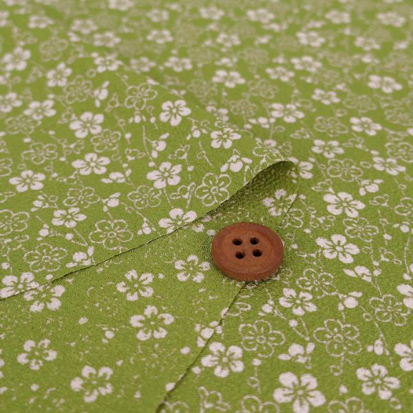 ■ポリエステル100% ■約112cm幅※ボタンは直径約2cm。10cm単位で販売、価格は10cm分。数量は10cm単位で入力して下さい(例:1m購入なら数量10)。小さなかわいい梅の花が流れるように描かれた上品なポリエステルちりめん生地で...