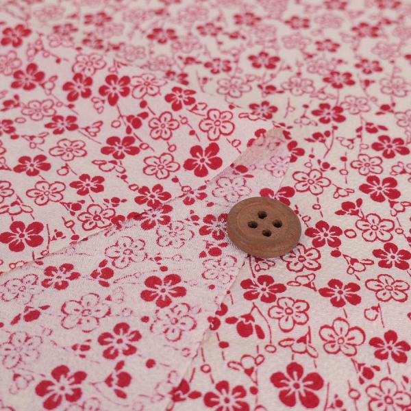 ■ポリエステル100% ■約112cm幅※ボタンは直径約2cm。10cm単位で販売、価格は10cm分。数量は10cm単位で入力して下さい(例:1m購入なら数量10)。小さなかわいい梅の花が流れるように描かれた上品なポリエステルちりめん生地で...