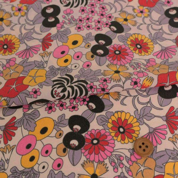 ■ポリエステル100% ■約110cm幅※ボタンは直径約2cm。10cm単位で販売、価格は10cm分。数量は10cm単位で入力して下さい(例:1m購入なら数量10)。和風のお花を洋風な印象にデザインしたポリちりめん生地。どことなくリバティの...