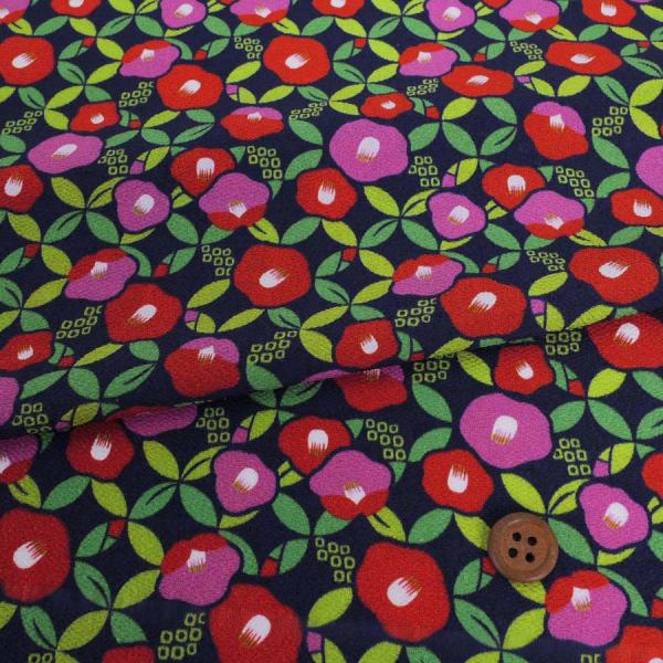 ■ポリエステル100% ■約110cm幅※ボタンは直径約2cm。10cm単位で販売、価格は10cm分。数量は10cm単位で入力して下さい(例:1m購入なら数量10)。上品な愛らしさの洗えるポリちりめん生地。葉っぱでできた七宝柄に寄り添うよう...