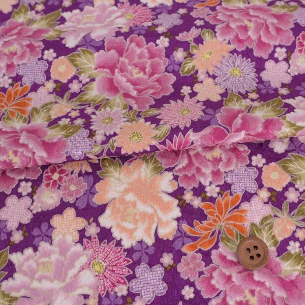 ■ポリエステル100% ■約110cm幅※ボタンは直径約2cm。10cm単位で販売、価格は10cm分。数量は10cm単位で入力して下さい(例:1m購入なら数量10)。紫色にピンクやオレンジの牡丹の花が咲き乱れる、優雅で華やかな色柄です。衣装...