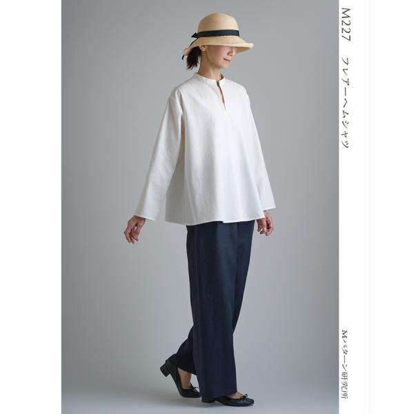 スタンドカラーとすっきりしたスキッパーあきが上品なプルオーバーシャツのパターンです。裾のフレアーが自然なドレープを生み、動くたびに揺れるシルエットが女性らしい印象に。身幅にゆとりがあり、腰回りをふんわりカバーしてくれる嬉しいデザインです。長...