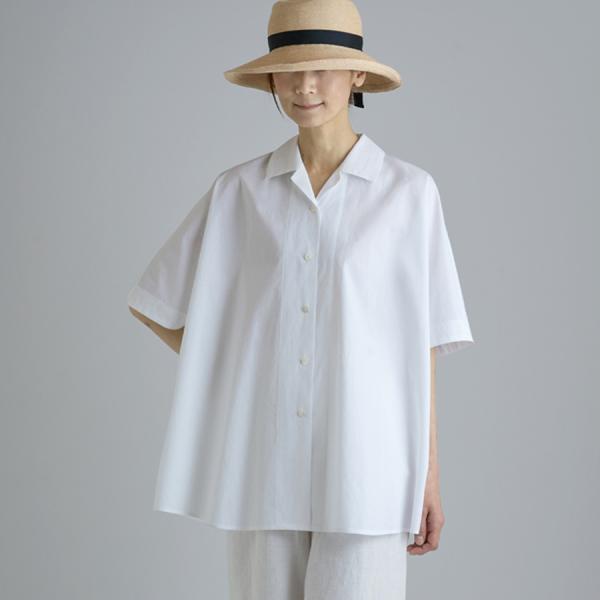 ■おとな女性用（身長160cm前後、バスト74-113cm）広い肩幅が半袖のように見える、フレンチスリーブのオープンカラーシャツ。たっぷりとした身幅から生まれる裾のドレープが身体のラインを拾わず、リラクシーに体型をカバーします。低めの衿と深...