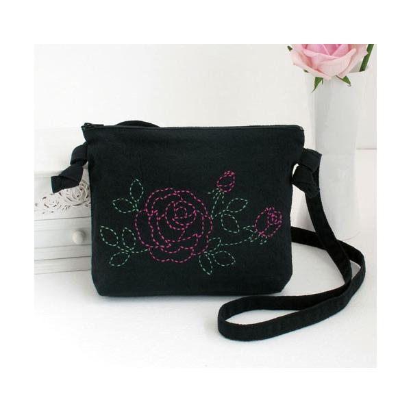 ■出荷目安：2〜7日後●ローズの柄をあしらった上品なデザインの刺し子キット。図案プリント済・仕立て済なので、届いたらすぐに始められ、刺し子ができたら完成です！荷物が入るまち付きで、ちょっとしたお出かけに最適です。ひもを外せばポーチにもなる2...