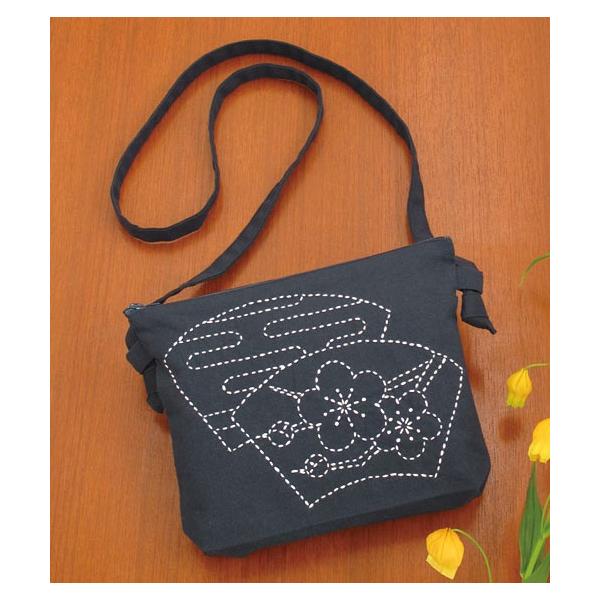 ■出荷目安：2〜7日後●伝統柄と梅の花が美しい落ち着いたデザインの刺し子キット。図案プリント済・仕立て済なので、届いたらすぐに始められ、刺し子ができたら完成です！荷物が入るまち付きで、ちょっとしたお出かけに最適です。ひもを外せばポーチにもな...