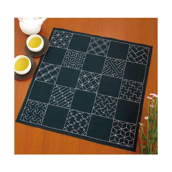 ■出荷目安：2〜7日後●伝統柄と梅の花が美しい落ち着いたデザインの刺し子キット。図案プリント済・仕立て済なので、届いたらすぐに始められ、刺し子ができたら完成です！お部屋を彩るテーブルセンターやお弁当包み、カバーとしてなど、使い方はいろいろで...